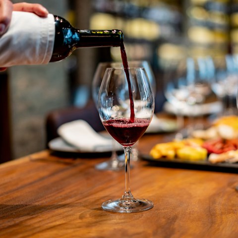 People drink less wine when bars remove the largest glass, study finds ...